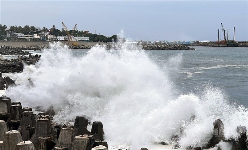 CWB planning rogue wave alerts, but faces technical barriers - Focus Taiwan