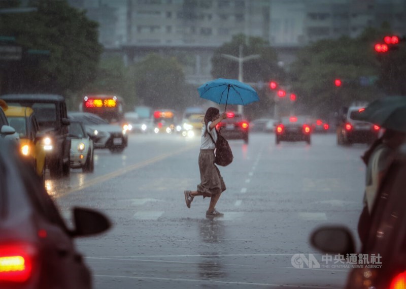 Rain forecast, to take edge off extreme heat the rest of this week ...