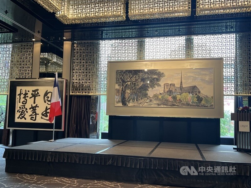 Taiwanese artist gifts calligraphy pieces to French government - Focus ...