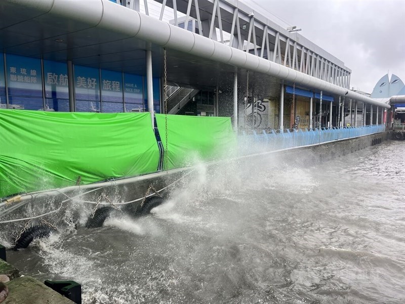 Typhoon Haikui disrupts sea, air, rail transportation in Taiwan - Focus ...