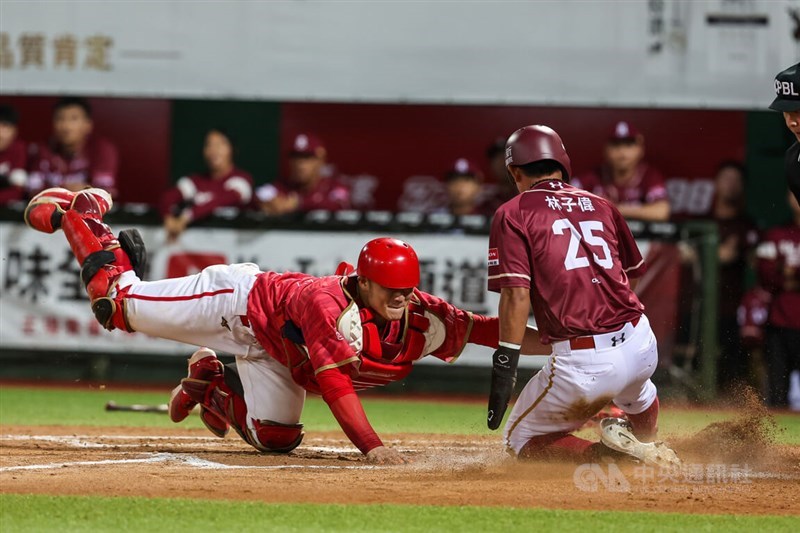Rakuten Monkeys tie CPBL finals 1-1 in another battle of pitchers ...