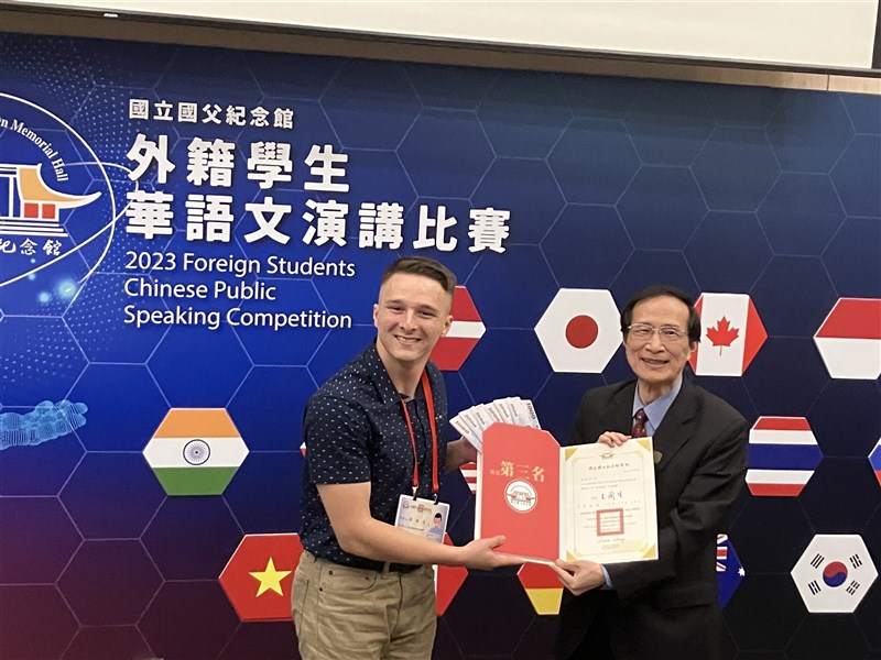3 Americans win top prizes in foreign student Chinese speech contest ...