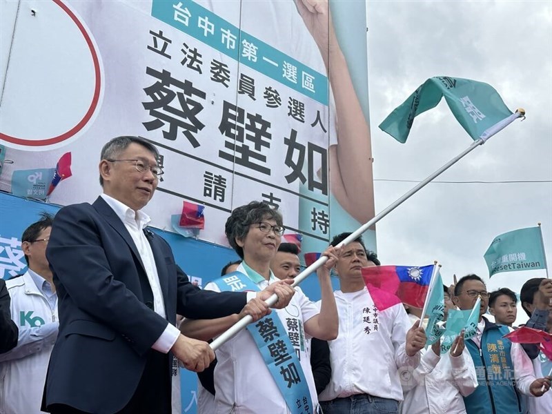 Scenes from the campaign trail: A busy Sunday for main political ...