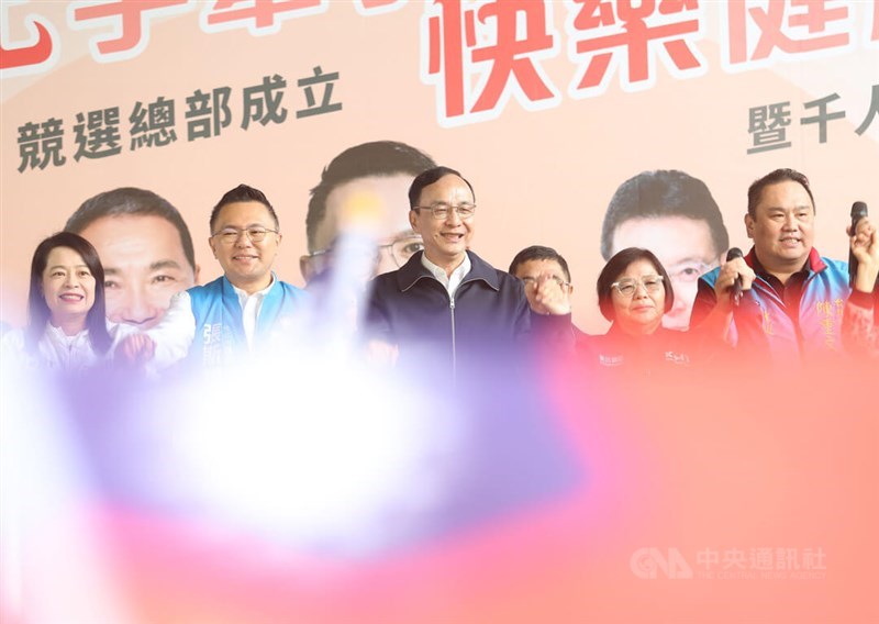 Scenes from the campaign trail: A busy Sunday for main political ...