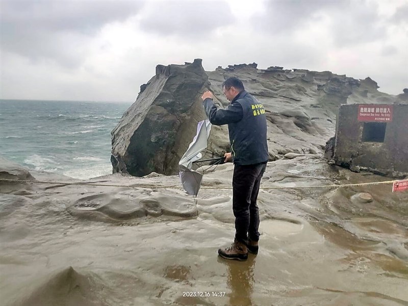 Part of Elephant Trunk Rock collapses into the sea - Focus Taiwan