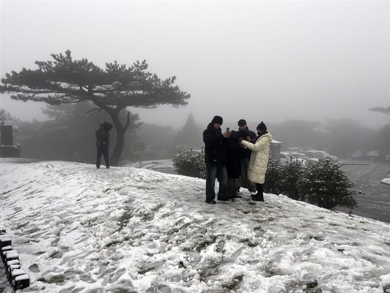 Snow falls in mountains across Taiwan - Focus Taiwan