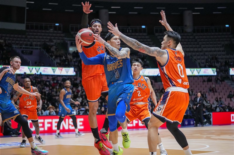 Chou Yi-hsiang's historic buzzer-beater propels Pilots past Braves ...