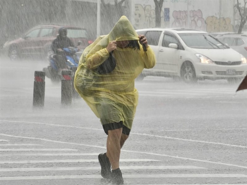Low-pressure system dumps heavy rain on Kaohsiung - Focus Taiwan