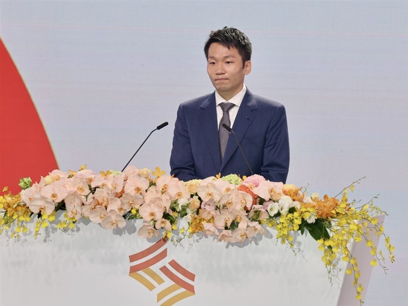 Olympic gold medalist Lee Yang takes office as sports minister - Focus ...