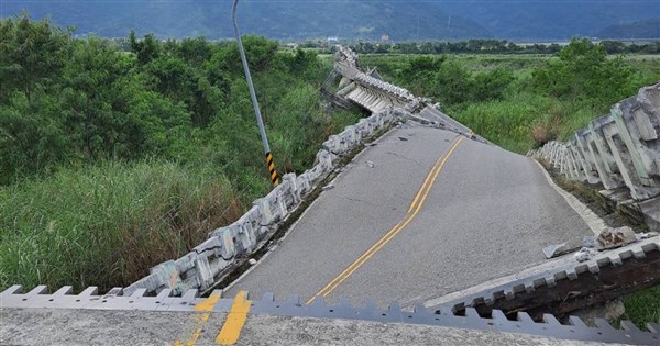 Earthquake brings down bridge, derails train in eastern Taiwan - Focus ...