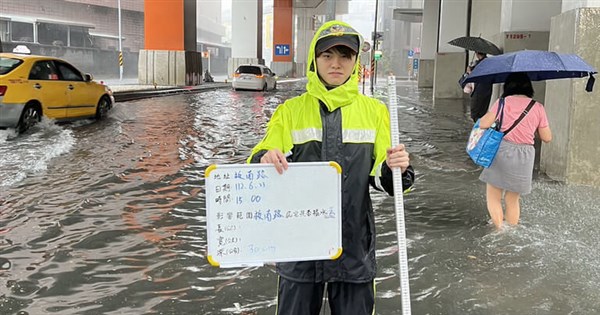 Heavy rain causes flooding in Greater Taipei - Focus Taiwan