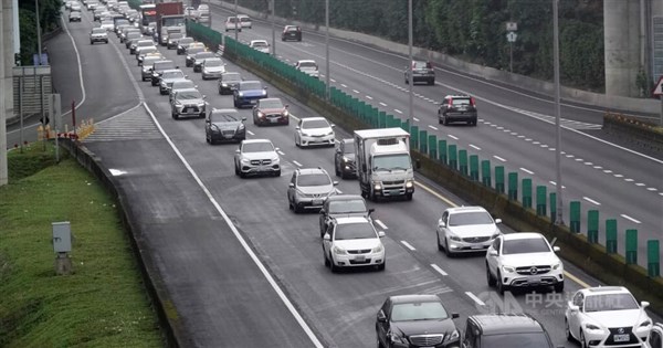 Heavy traffic clogs Taiwan's freeways amid National Day holiday - Focus ...