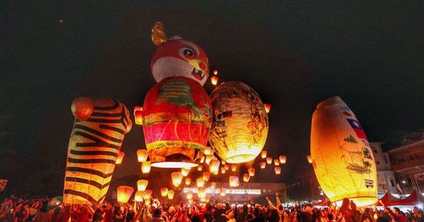 Giant sky lantern catches fire, disintegrates after collision - Focus ...