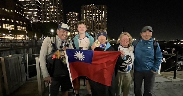 Hsu Wen-erh completes full loop swim around Manhattan Island - Focus Taiwan