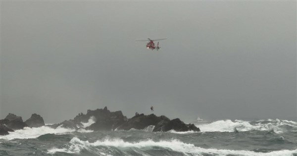One angler dies after waves knock 7 off rock in Keelung - Focus Taiwan