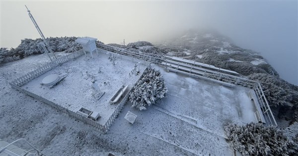 Snow caps Taiwan's tallest peak - Focus Taiwan