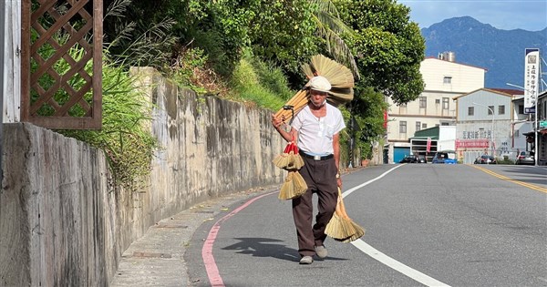 'Broom Grandpa' keeps tradition alive in Taitung - Focus Taiwan
