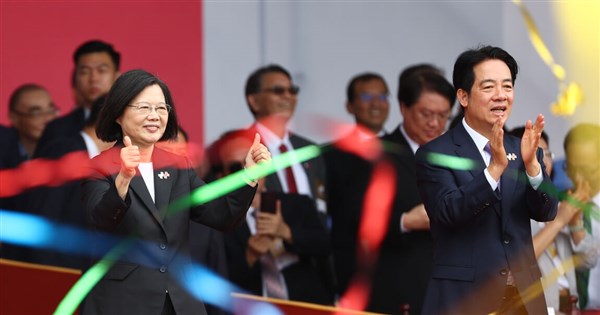 President, ex-president congratulate Alex Honnold on Taipei 101 climb ...