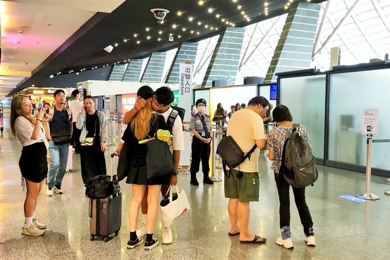 Taifun dan Hari Nasional ganggu agenda penerbangan di bandara Taoyuan ...