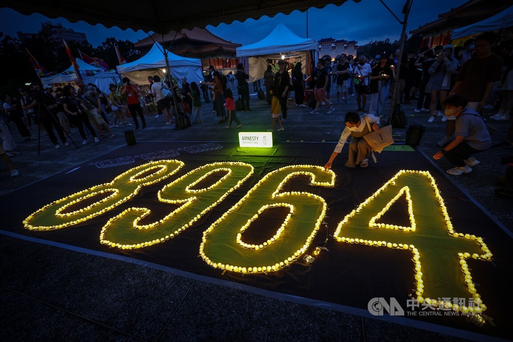 天安門事件から34年 台湾で追悼集会 ろうそくで「8964」の数字ともす - フォーカス台湾