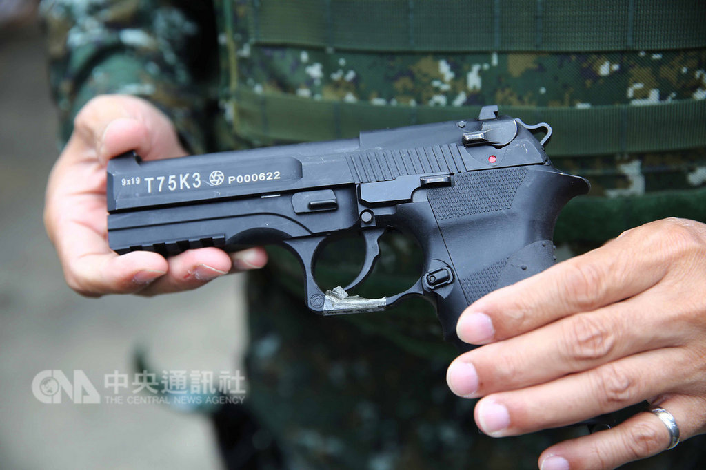告別阿公級手槍 陸軍新配槍T75K3上陣 | 政治 | 中央社 CNA