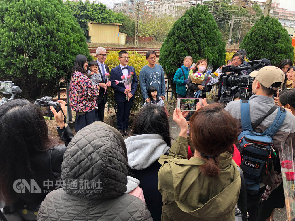 24歲台男與75歲英國老爹苗栗完婚 500人獻花祝福 | 生活 | 中央社 CNA