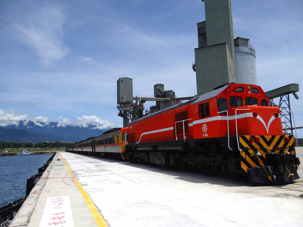 迎黑白簡約風EMU3000列車 台鐵花蓮港演練卸船 | 生活 | 中央社 CNA
