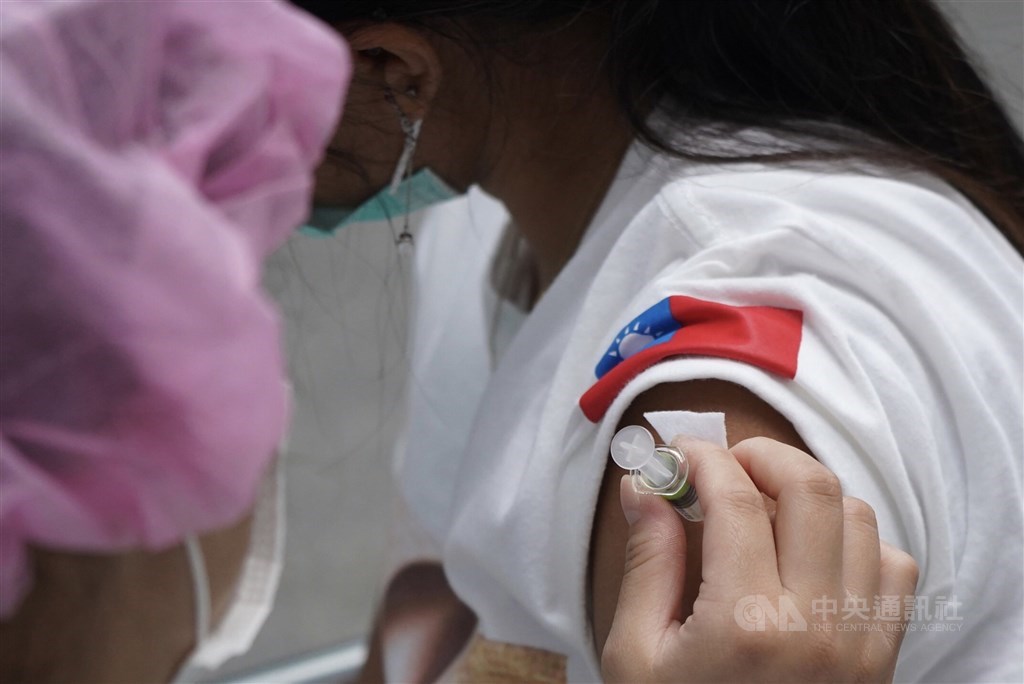 接種高端疫苗者需緊急出國 間隔滿28天可混打AZ、BNT或莫德納 | 生活 | 重點新聞 | 中央社 CNA