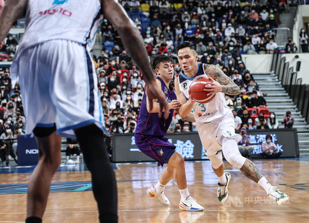 PLG瓊斯第4節飆10分 勇士開幕戰勝攻城獅開紅盤 | 運動 | 中央社 CNA