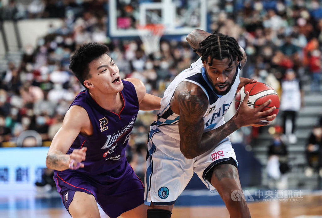 PLG瓊斯第4節飆10分 勇士開幕戰勝攻城獅開紅盤 | 運動 | 中央社 CNA