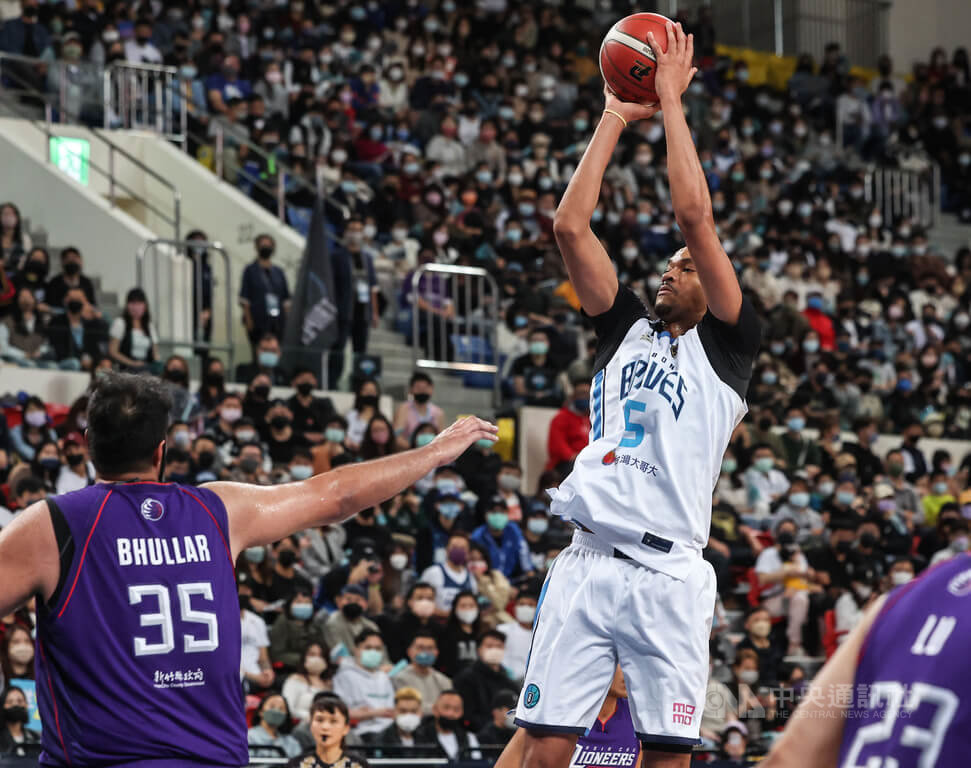 PLG瓊斯第4節飆10分 勇士開幕戰勝攻城獅開紅盤 | 運動 | 中央社 CNA