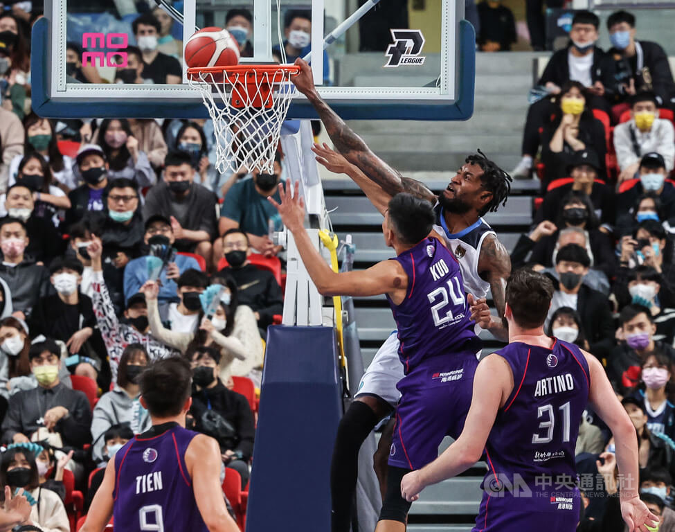 PLG瓊斯第4節飆10分 勇士開幕戰勝攻城獅開紅盤 | 運動 | 中央社 CNA