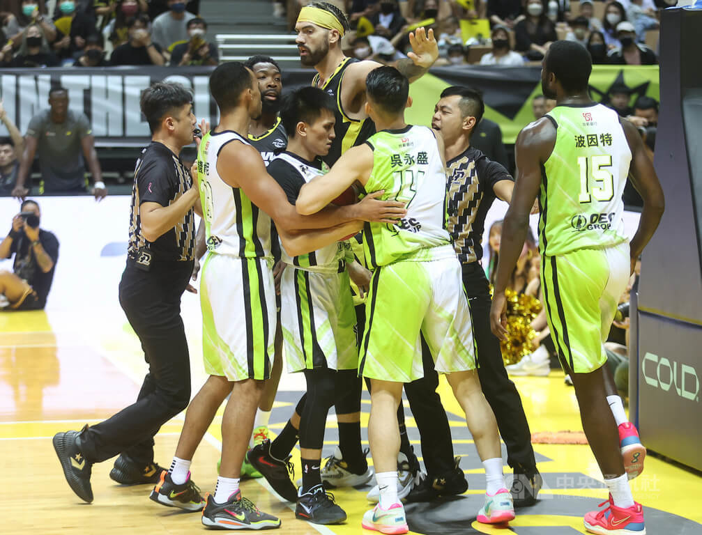 吳家駿手勢批評、侮辱裁判 PLG開罰1.5萬 | 運動 | 中央社 CNA