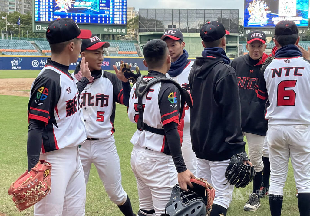 天冷條件嚴苛 富邦U18新北白把握機會搶分拿勝 | 運動 | 中央社 CNA