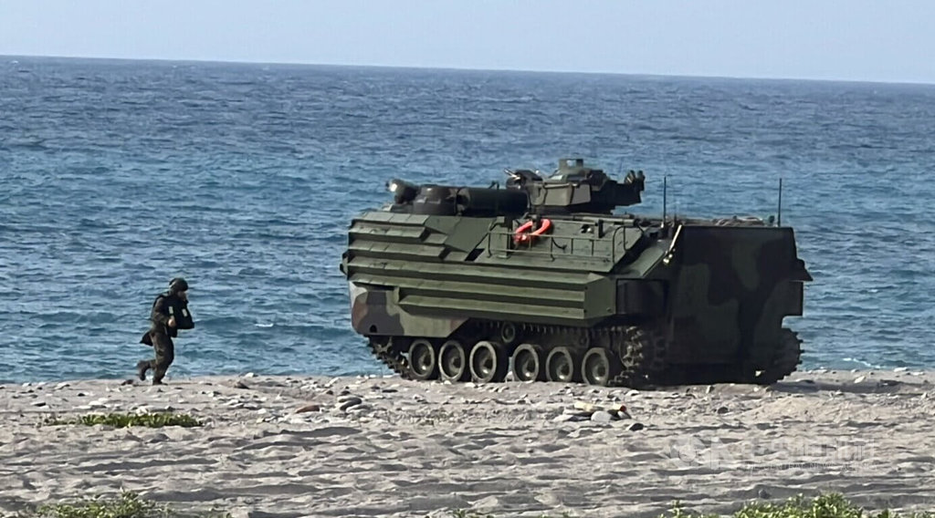 AAV7兩棲突擊車 首次破浪登陸台東海灘[影] | 政治 | 中央社 CNA