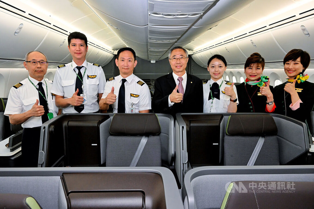 #新聞 長榮航第8架787-10客機抵台 全球首架星空聯盟塗裝 - 航空板 | Dcard