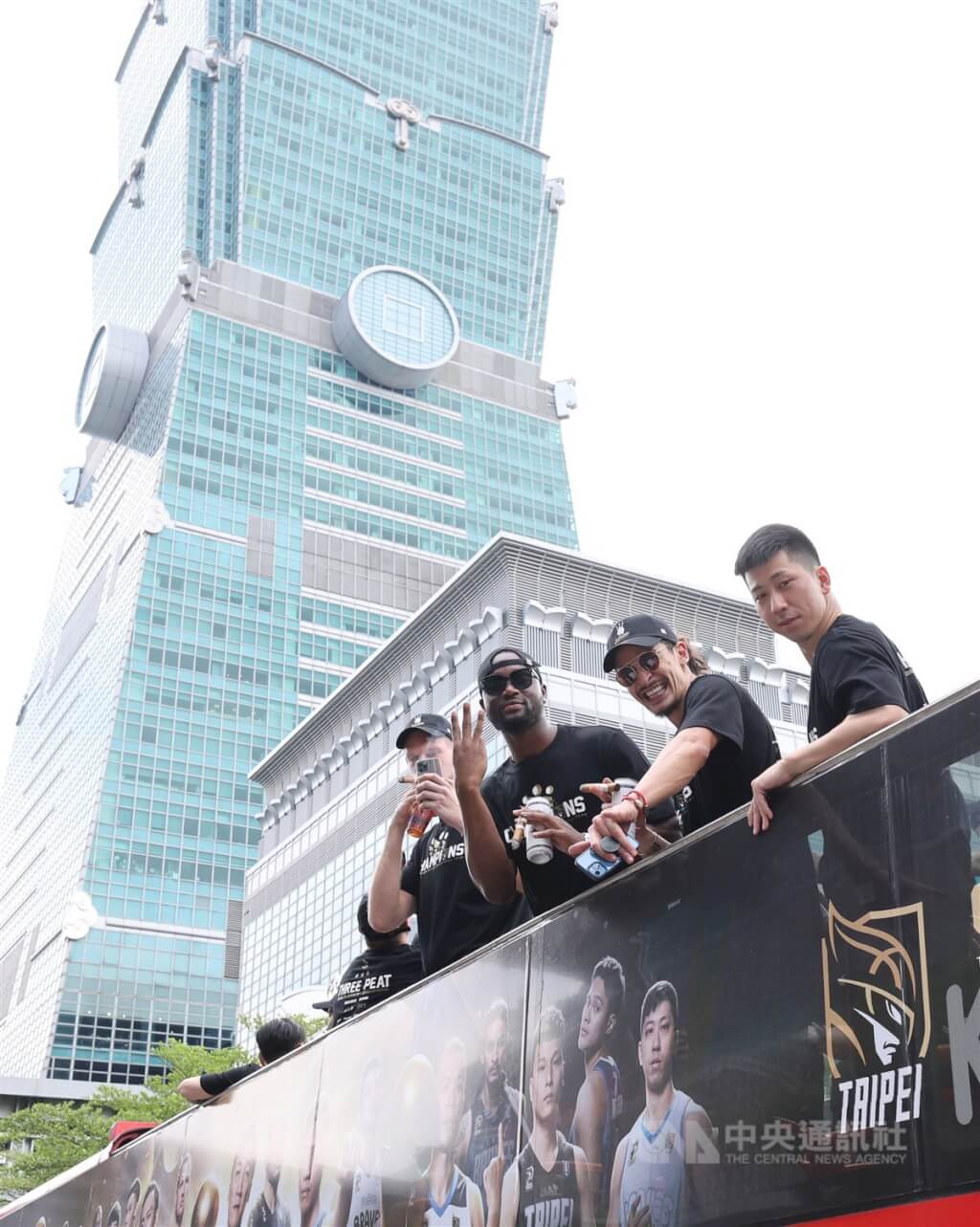 職籃PLG富邦勇士3連霸 封王遊行吸上千球迷【圖輯】 | 運動 | 中央社 CNA