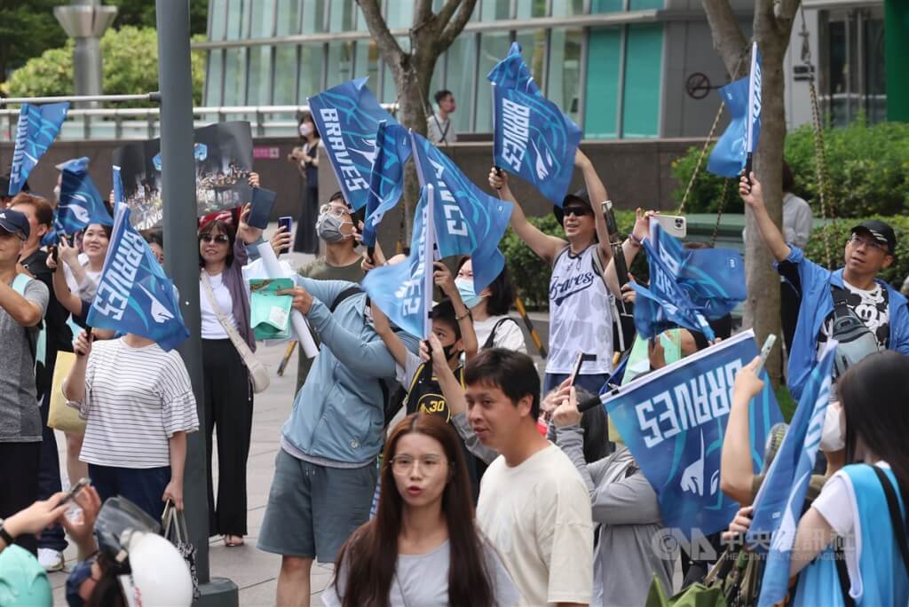 職籃PLG富邦勇士3連霸 封王遊行吸上千球迷【圖輯】 | 運動 | 中央社 CNA