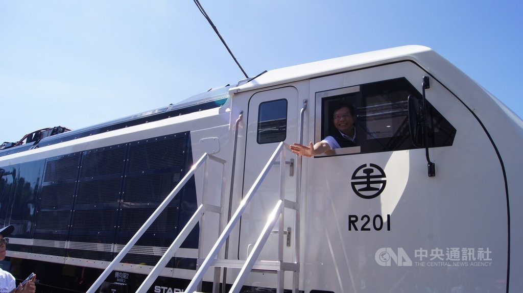 台鐵R200柴電機車亮相 貨運、鐵道救援添生力軍 - 鐵道板 | Dcard