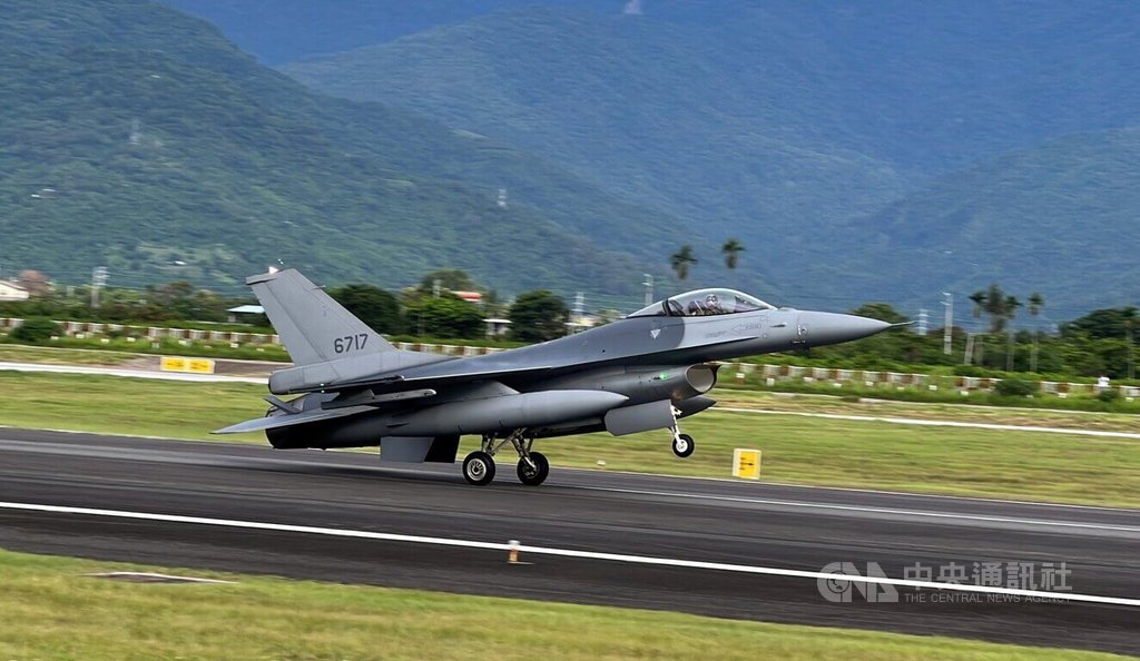 漢光預演F-16V戰機首降落豐年機場 逾200機迷爭睹[影] | 政治 | 中央社 CNA