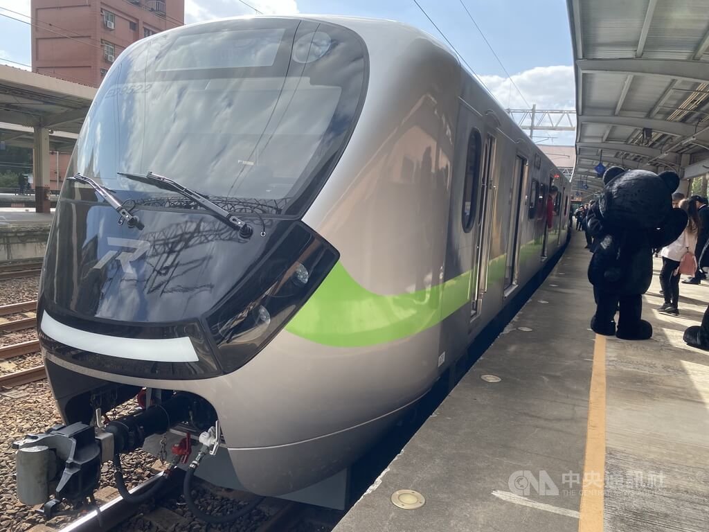 台鐵：EMU900型電聯車全數交車 通勤族更便捷 | 生活 | 中央社 CNA