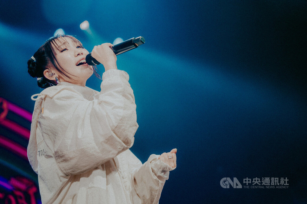 YOASOBI熱唱80分鐘無冷場 嗨喊「多謝」承諾再來 | 娛樂 | 中央社 CNA
