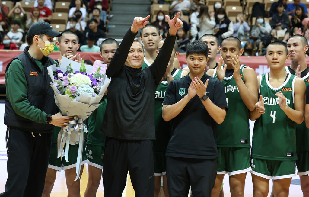 HBL松山高中黃萬隆退休泛淚道別：執教近30年沒遺憾 | 運動 | 中央社 CNA