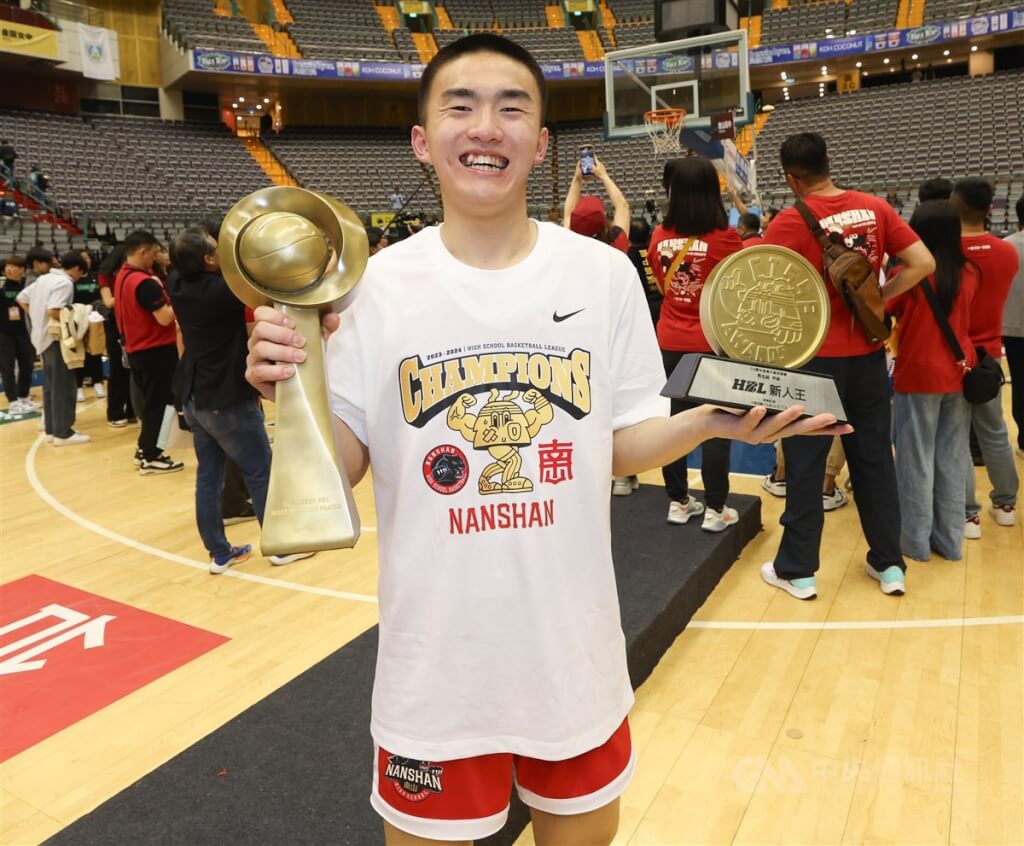 包辦HBL新人王、MVP 南山黃瀚陞壓力大到夢遊 | 運動 | 中央社 CNA