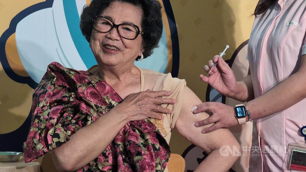 65歲以上等高風險族群 第2劑XBB疫苗開打 | 生活 | 中央社 CNA