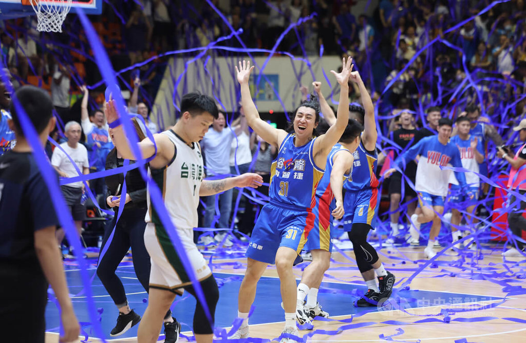SBL裕隆挺過風波2連霸 40歲周士淵奪FMVP還想再戰 | 運動 | 中央社 CNA