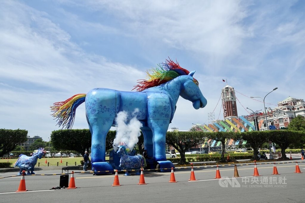紙風車劇團大型雨馬 520總統就職典禮歡慶亮相 | 文化 | 中央社 CNA
