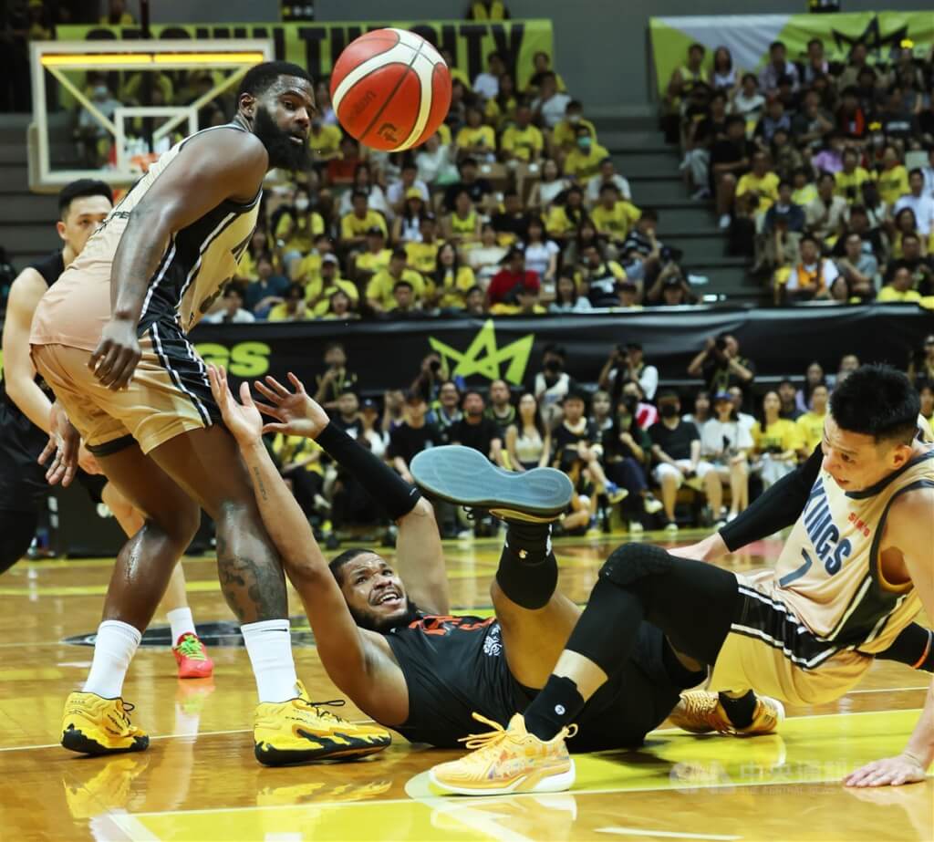 PLG總冠軍賽林書緯三分球逆轉 國王2比1領先[影] | 運動 | 中央社 CNA