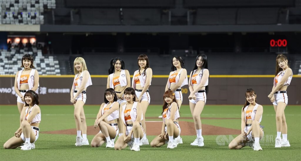 UniGirls韓籍新血趙娟週大巨蛋秀個人魅力 坦言記舞速度慢落淚[影] | 運動 | 中央社 CNA