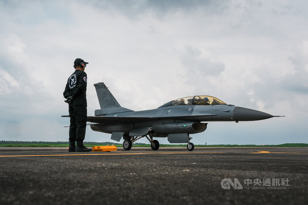 嘉義基地營區開放預演 F-16V衝場秀高難度動作 | 政治 | 中央社 CNA